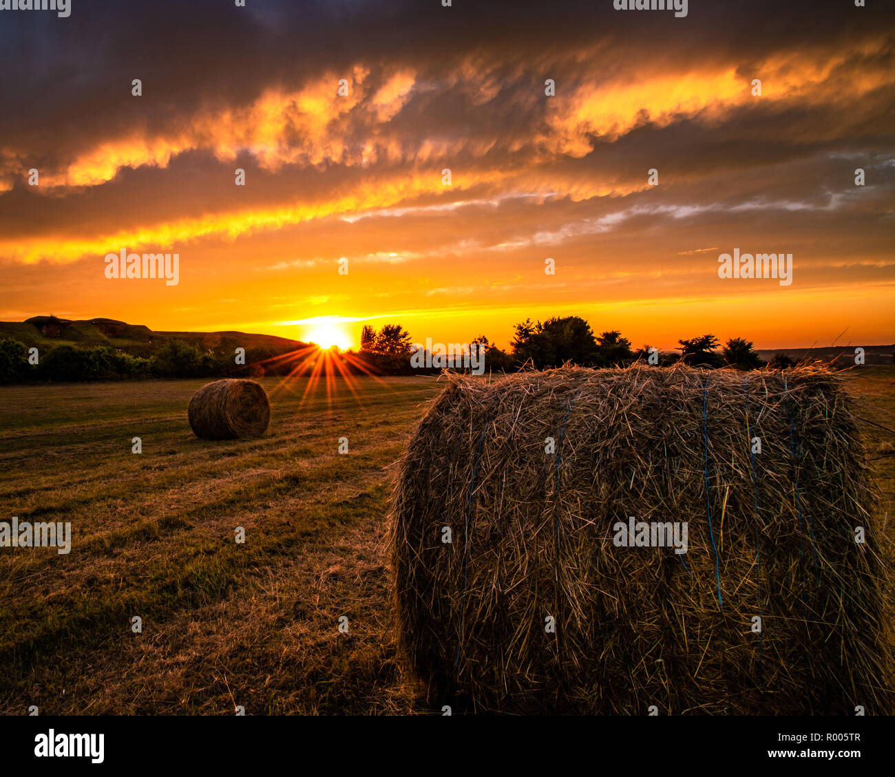 Hay bale sunset hi-res stock photography and images - Alamy
