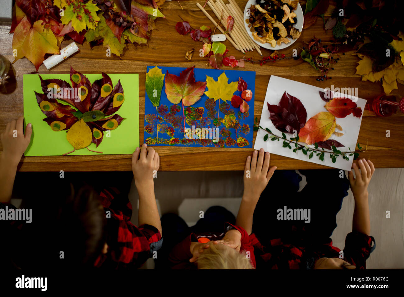 Kids doing crafts in school hi-res stock photography and images - Alamy