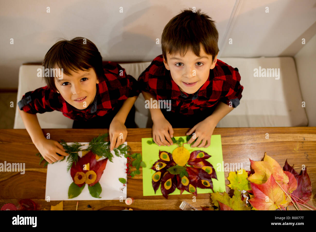 Kids doing crafts in school hi-res stock photography and images - Alamy