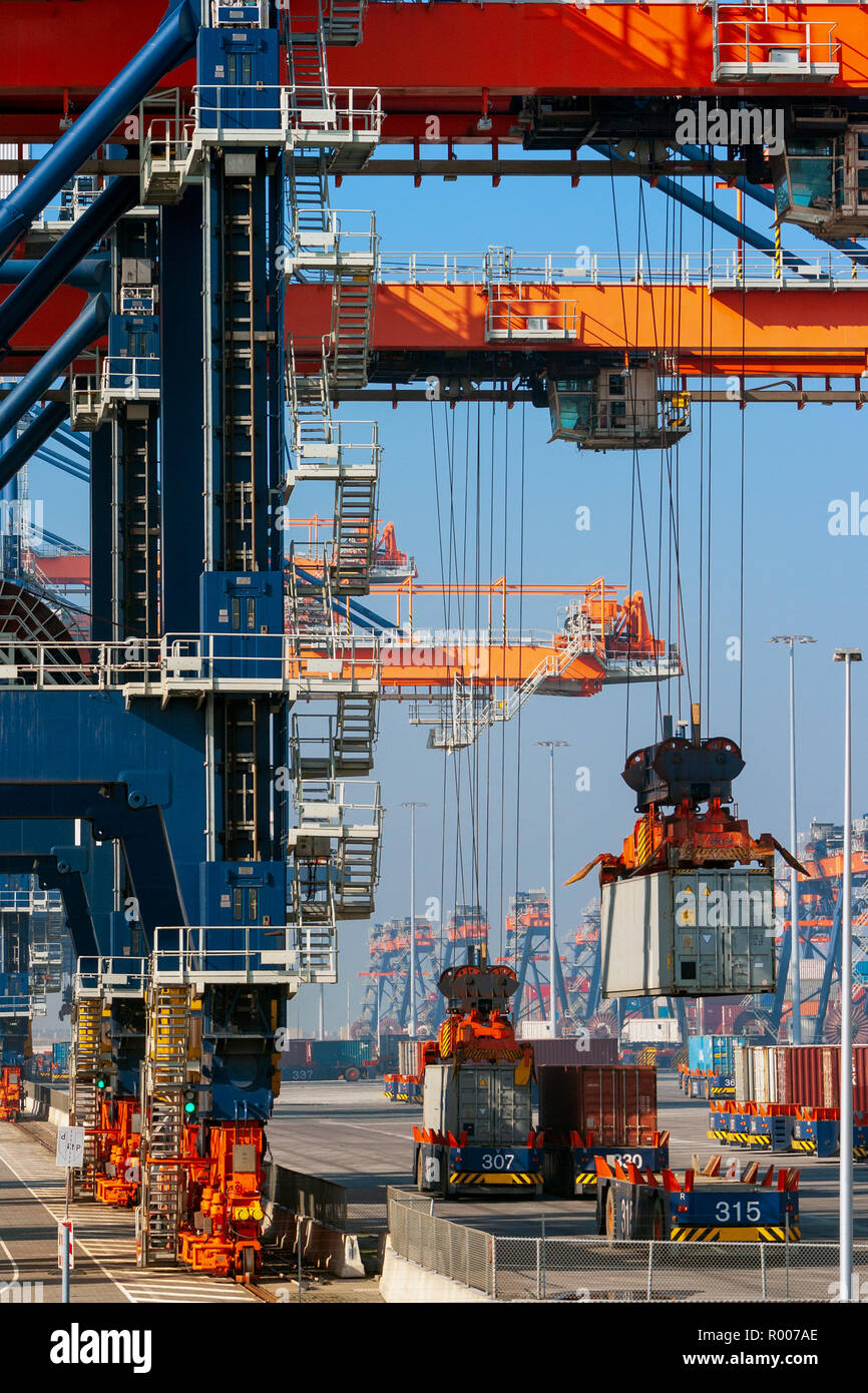 Shipping container gantry hi-res stock photography and images - Alamy