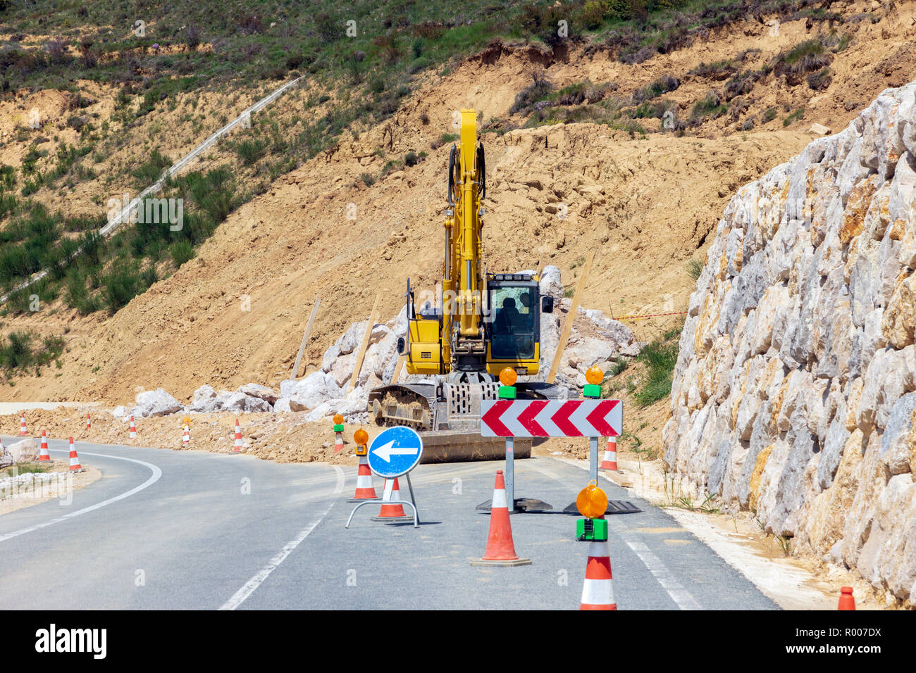 Under renovation sign hi-res stock photography and images - Alamy