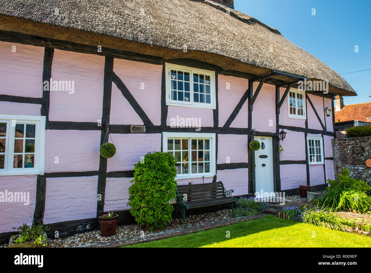 Pink thatched cottage hi-res stock photography and images - Alamy