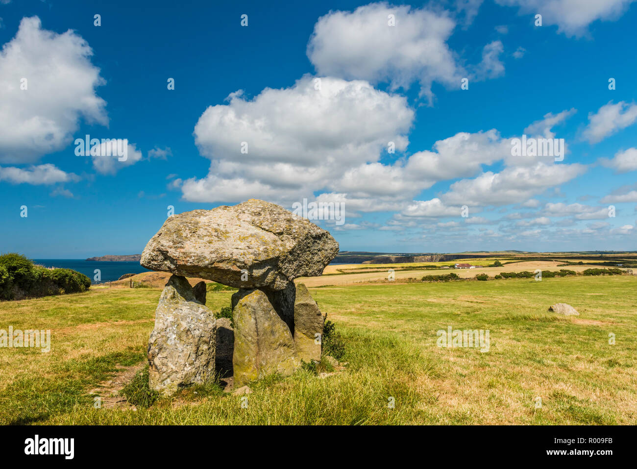 Dolmen wales dyfed pembrokeshire hi-res stock photography and images ...