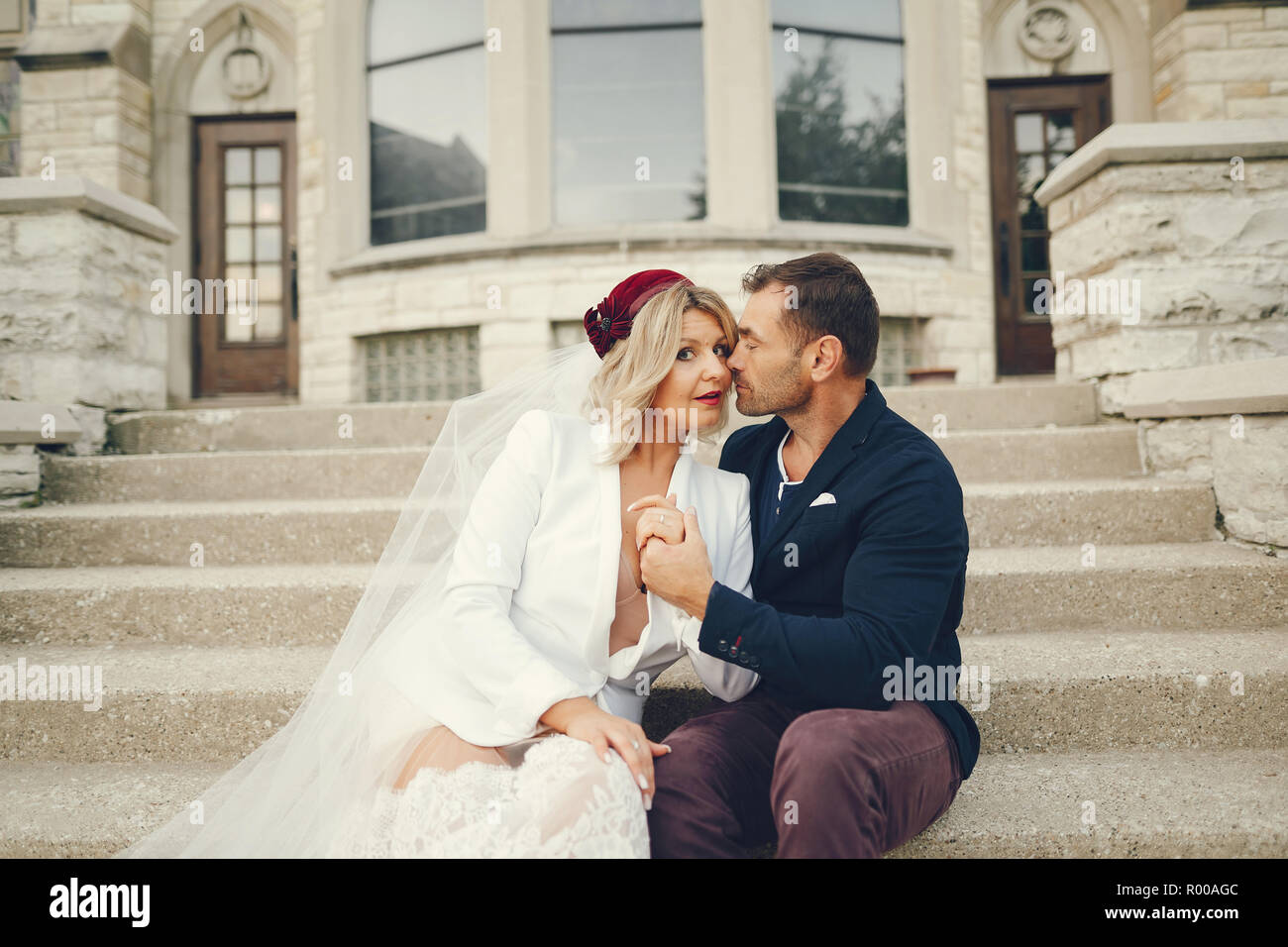 Building background park couple hi-res stock photography and images - Alamy