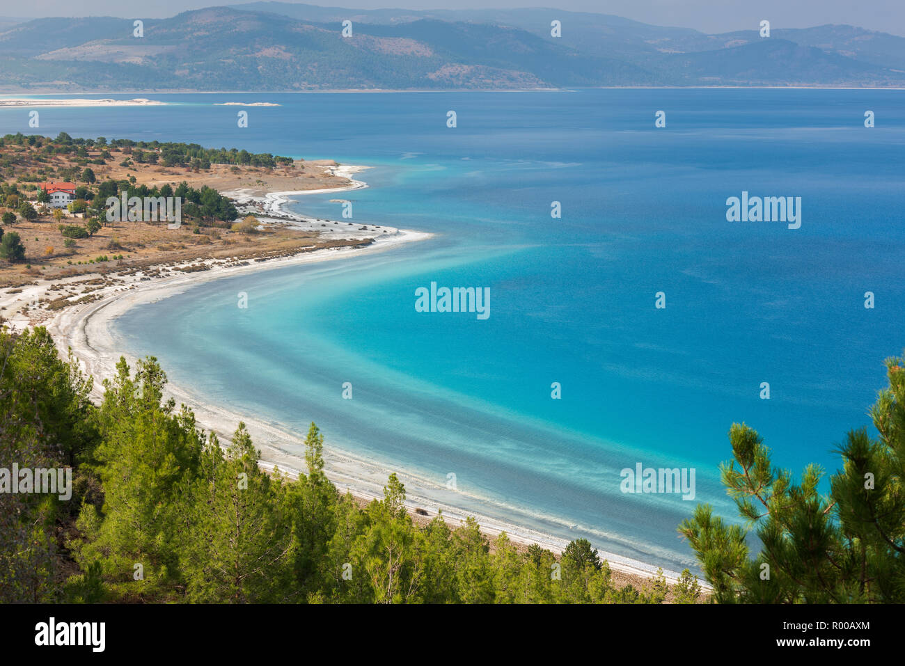 Bright turquoise color lake hi-res stock photography and images - Alamy