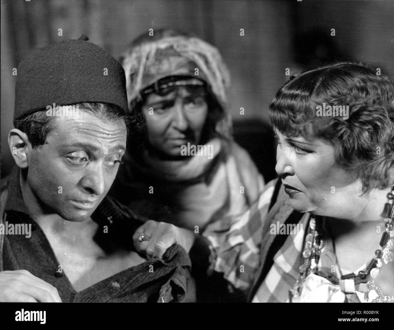 Pepe le Moko Year : 1937 France Marcel Dalio , Renee Carl , Frehel ...