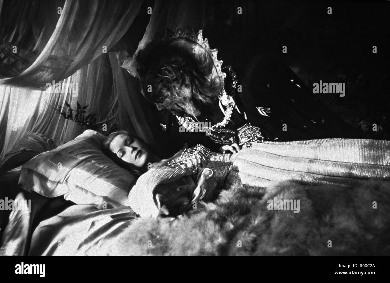 La Belle et la bete Beauty and the Beast Year : 1945 France Director ...