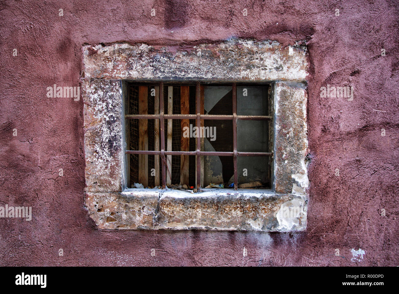 Vintage old window with lattice metal bars Stock Photo - Alamy
