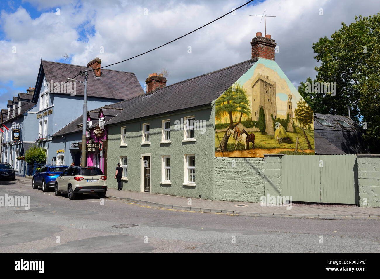 Mural on side of building depicting Blarney Castle in The Square ...