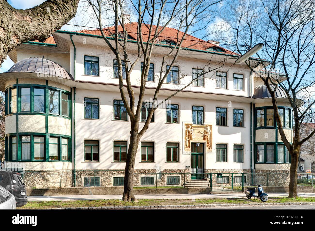 Wien, Wohnhaus Weimarer Straße 98 von Robert Oerley Stock Photo - Alamy
