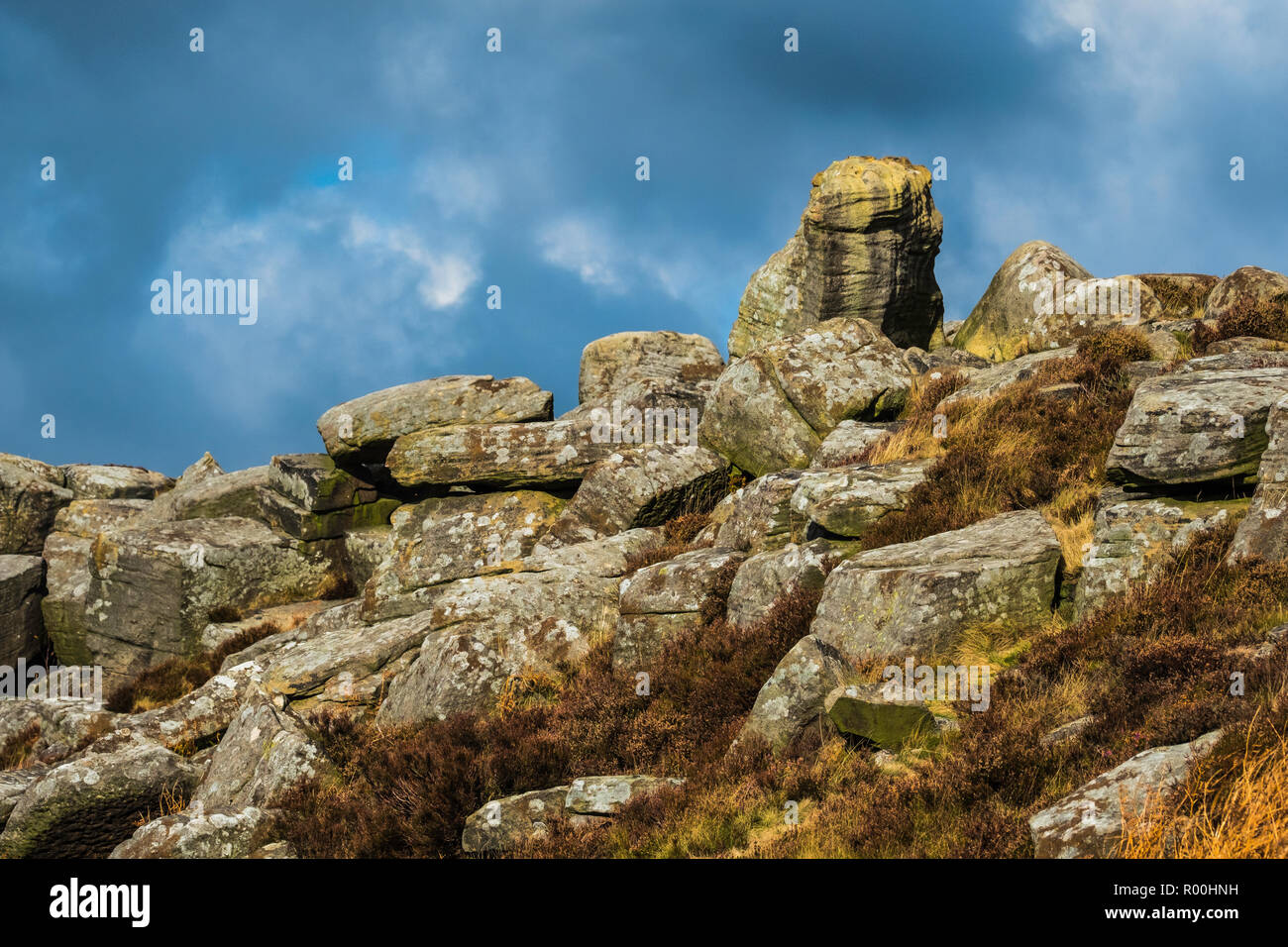 Large boulder line the gritstone edge at Curbar Stock Photo - Alamy
