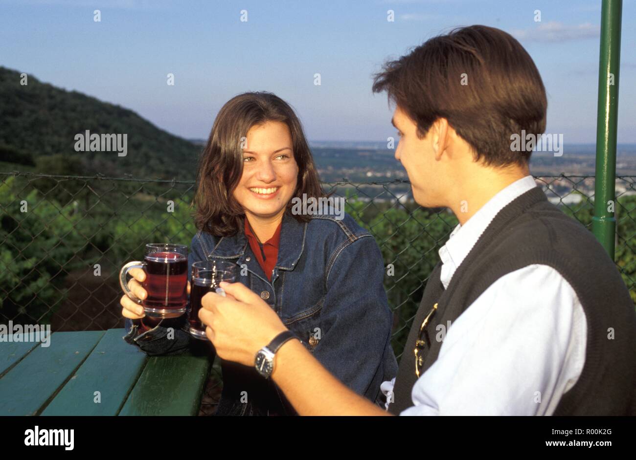 Wien, junges Paar beim Heurigen Stock Photo - Alamy