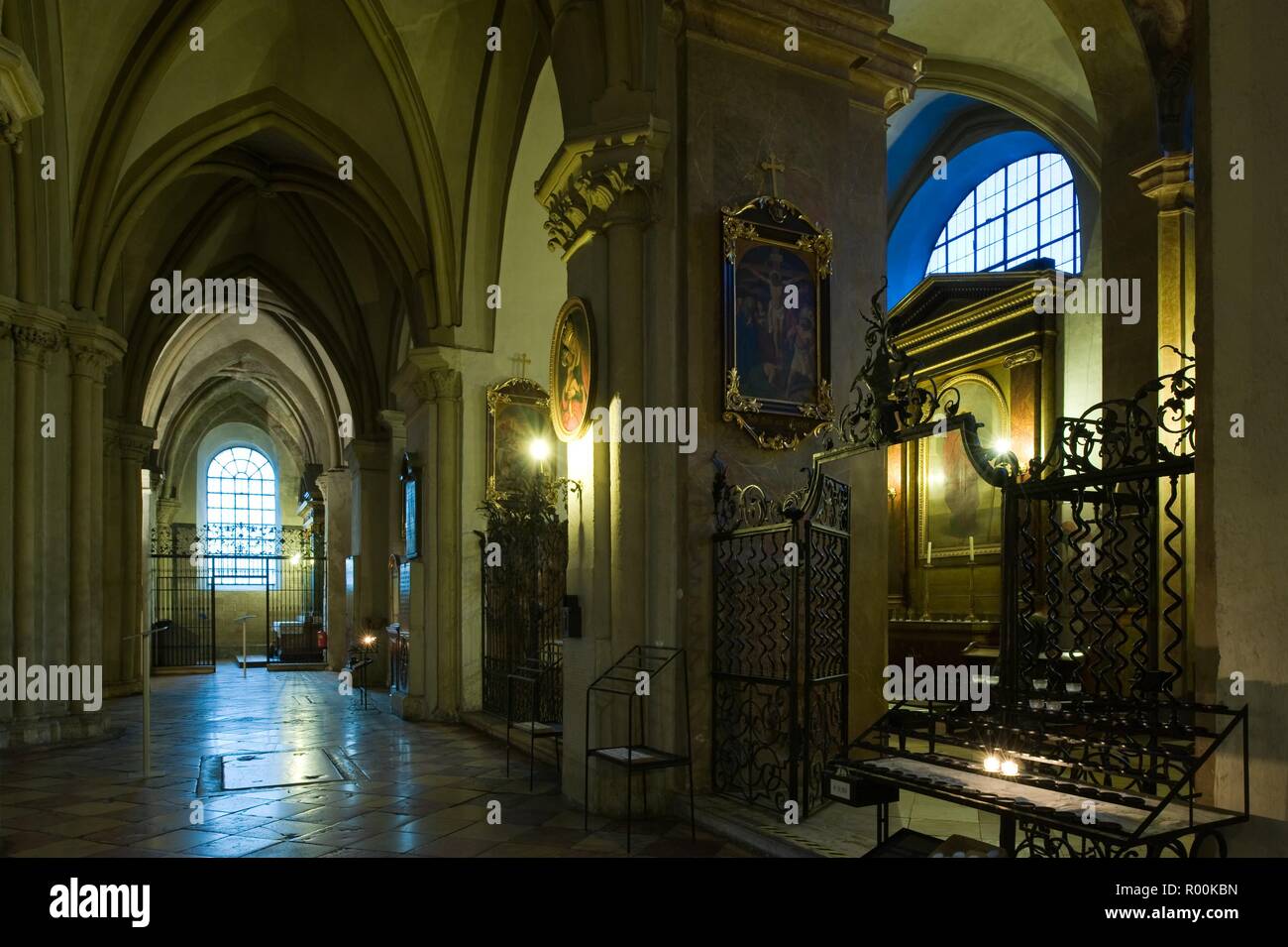 Michaelerplatz michaelerkirche wien vienna hi-res stock photography and ...