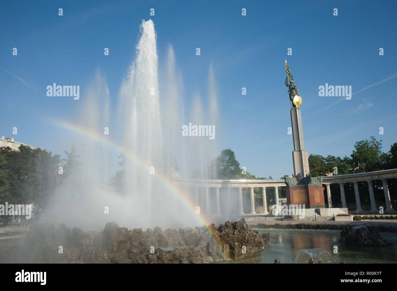 Wien, Heldendenkmal der Roten Armee und Hochstrahlbrunnen am ...