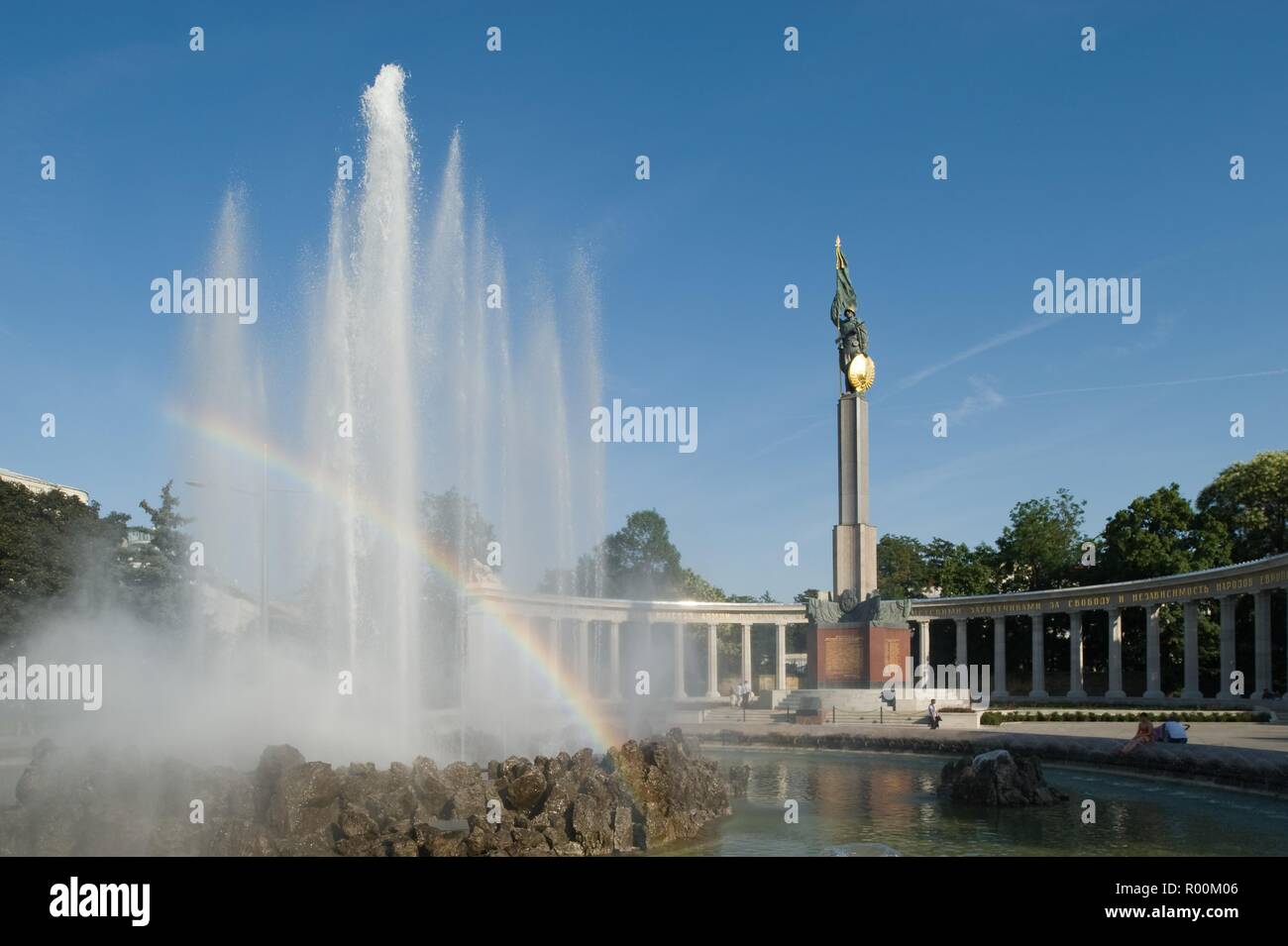 Wien, Heldendenkmal der Roten Armee und Hochstrahlbrunnen am ...