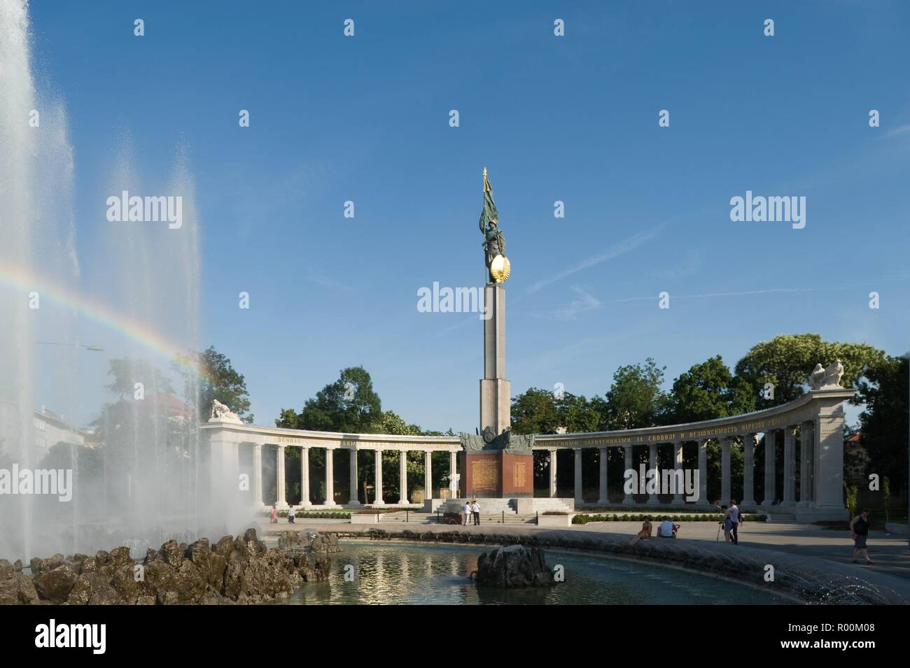 Wien, Heldendenkmal der Roten Armee und Hochstrahlbrunnen am ...