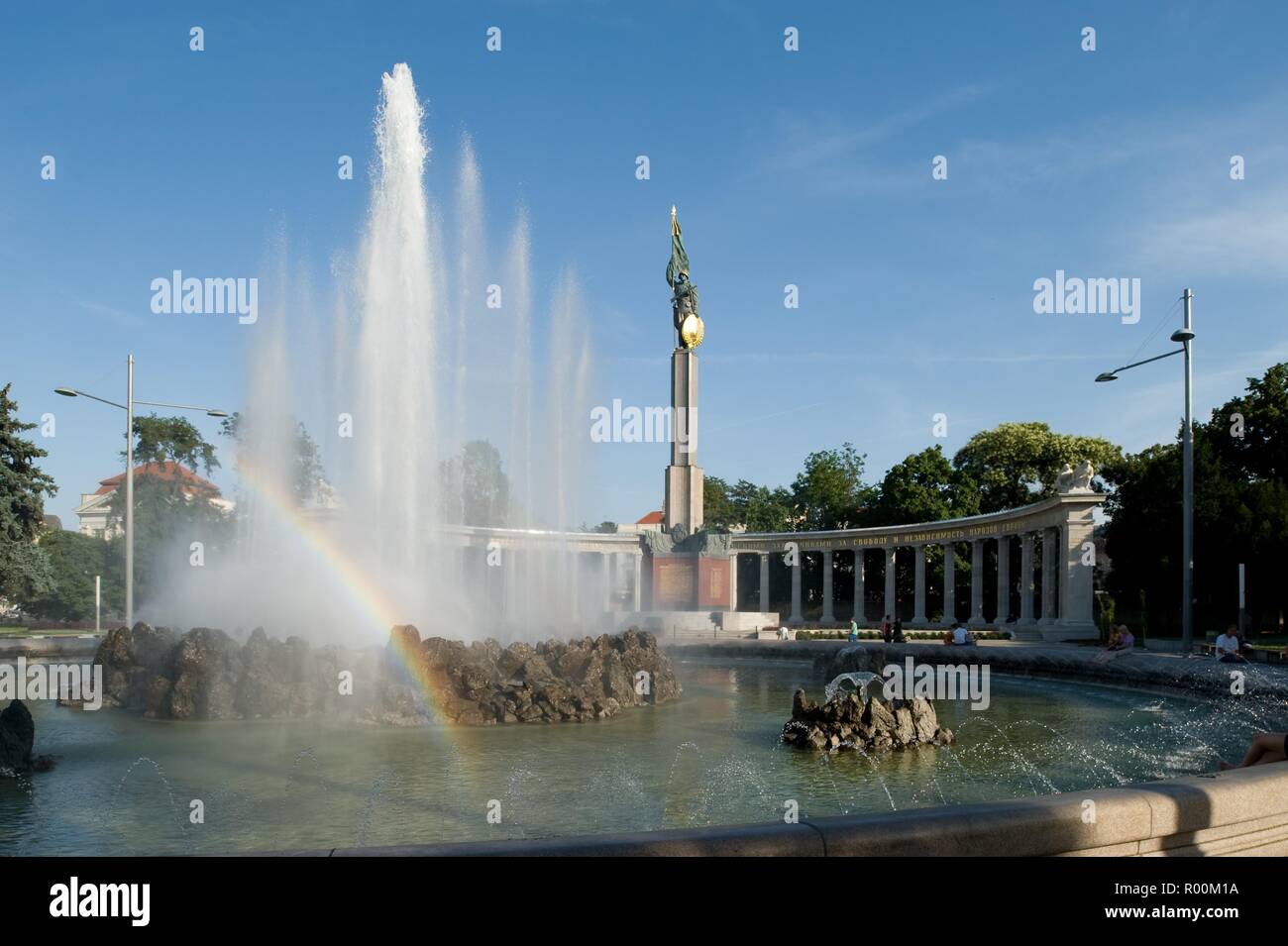 Wien, Heldendenkmal der Roten Armee und Hochstrahlbrunnen am ...
