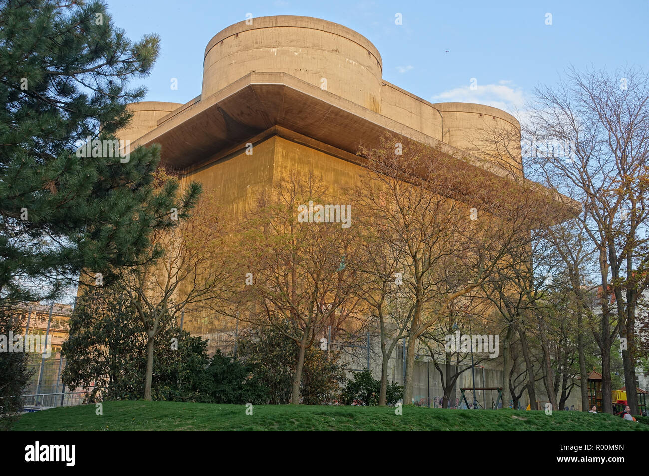 Wien, Flakturm Arenbergpark - Vienna, Flak Tower Stock Photo - Alamy