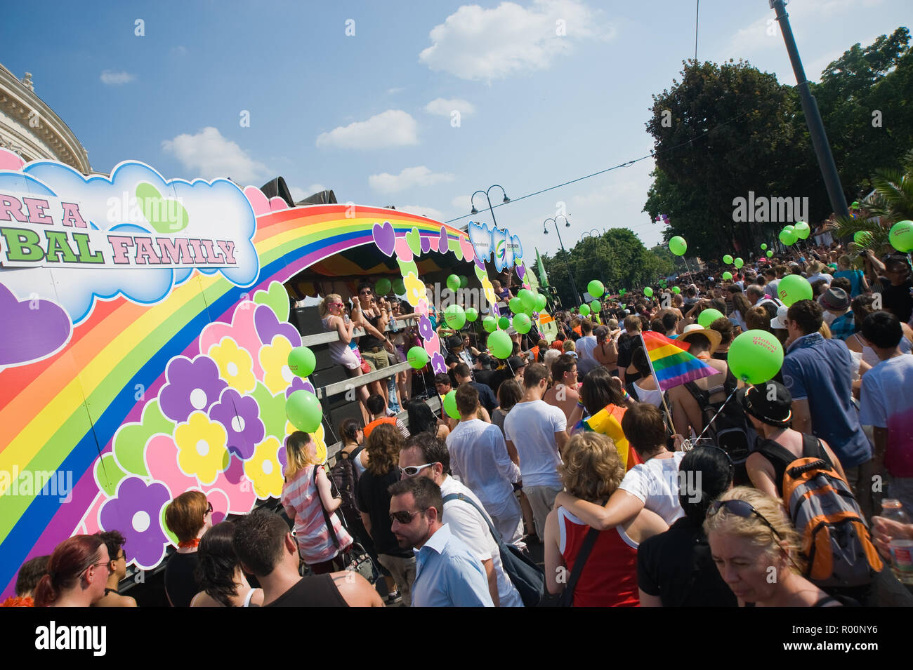 Wien regenbogenparade vienna rainbow parade hi-res stock photography ...