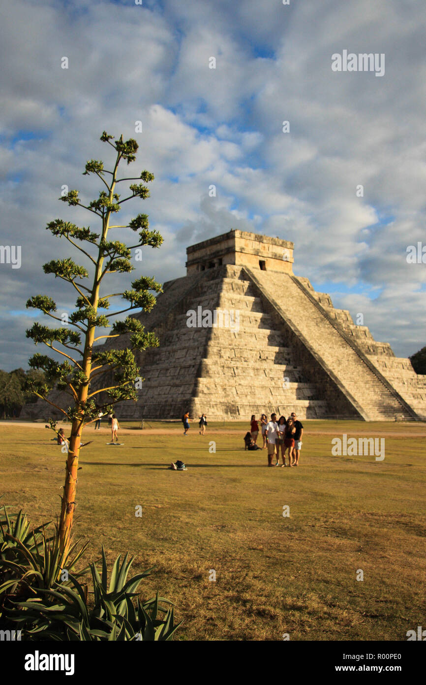 Chichen itza equinox hi-res stock photography and images - Alamy
