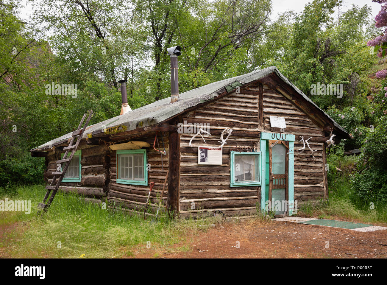 Log cabin church hi-res stock photography and images - Alamy