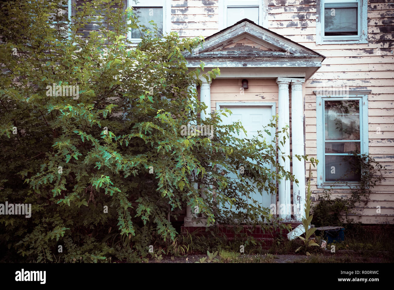 Empty home exterior hi-res stock photography and images - Alamy