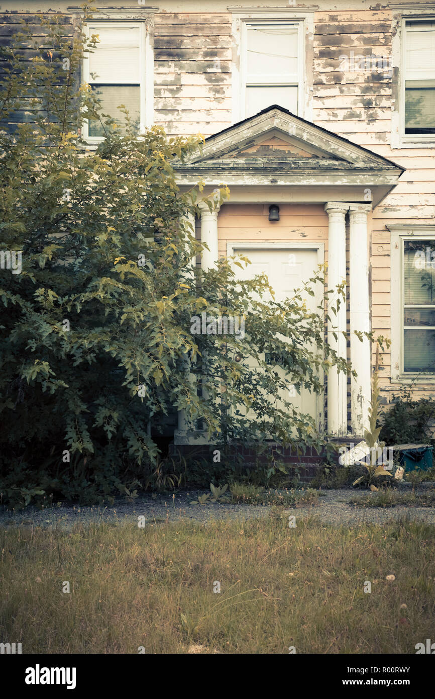 Empty home exterior hi-res stock photography and images - Alamy