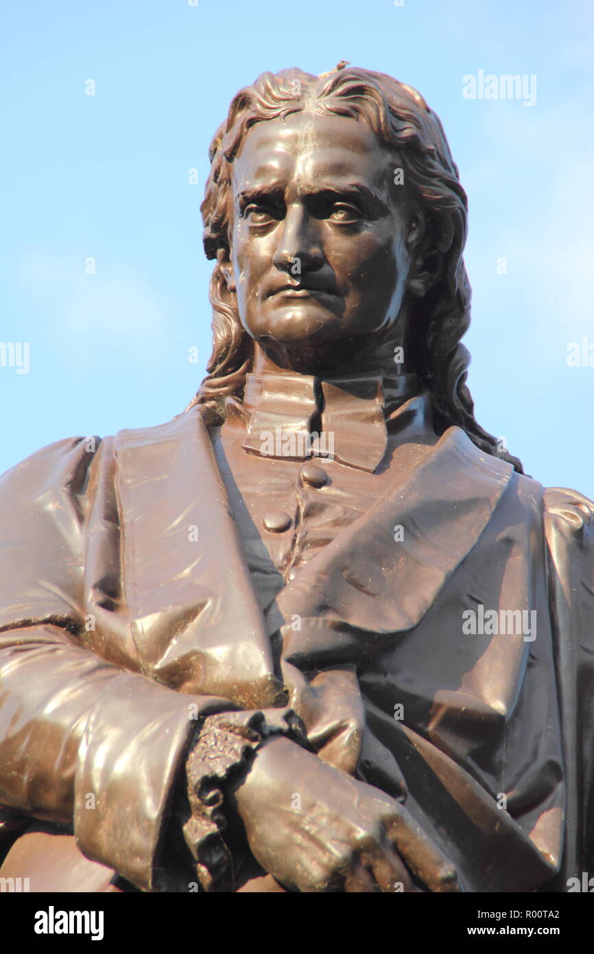 Isaac newton statue hi-res stock photography and images - Alamy