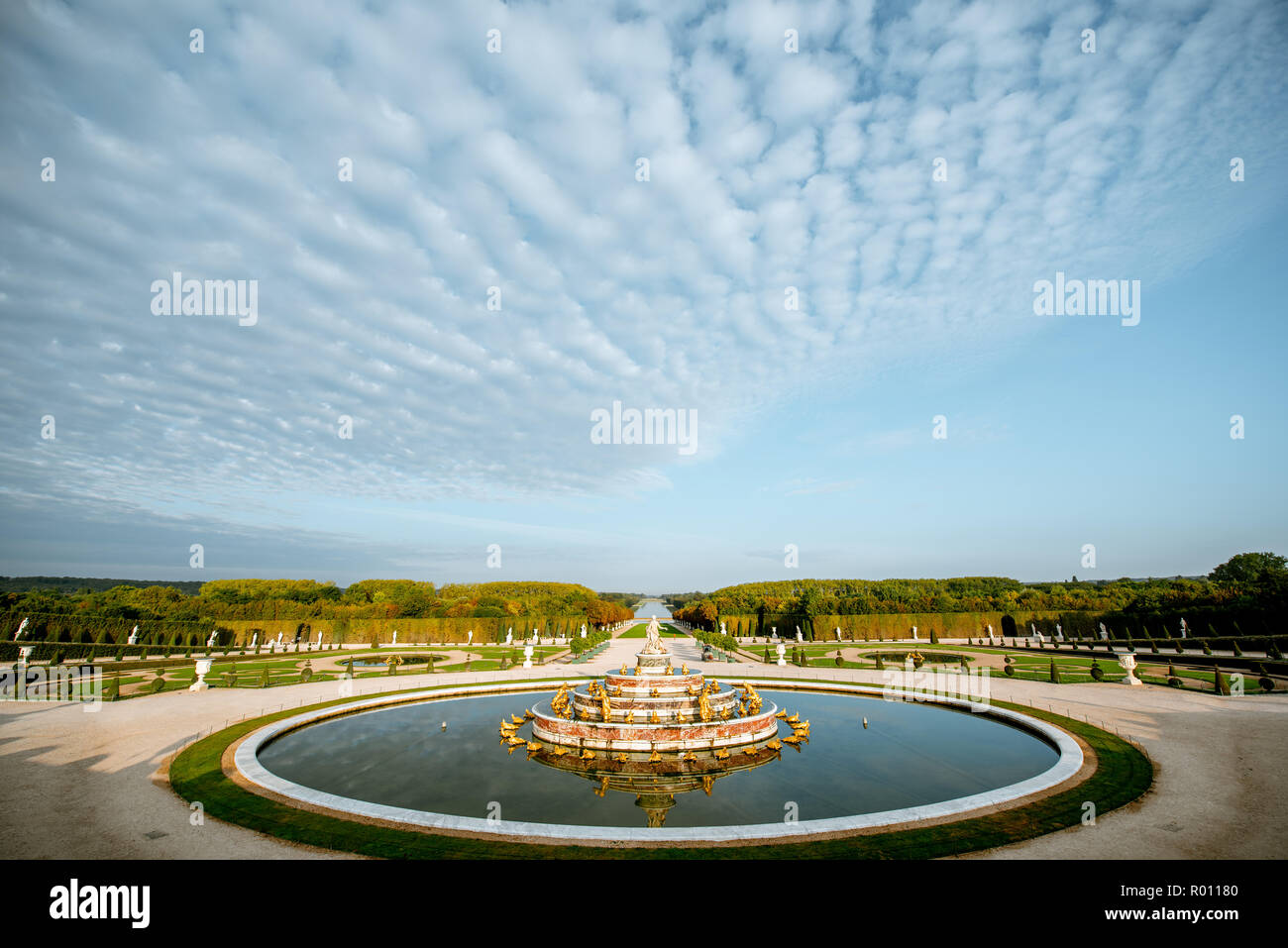 Versailles castle fountain water france hi-res stock photography and ...