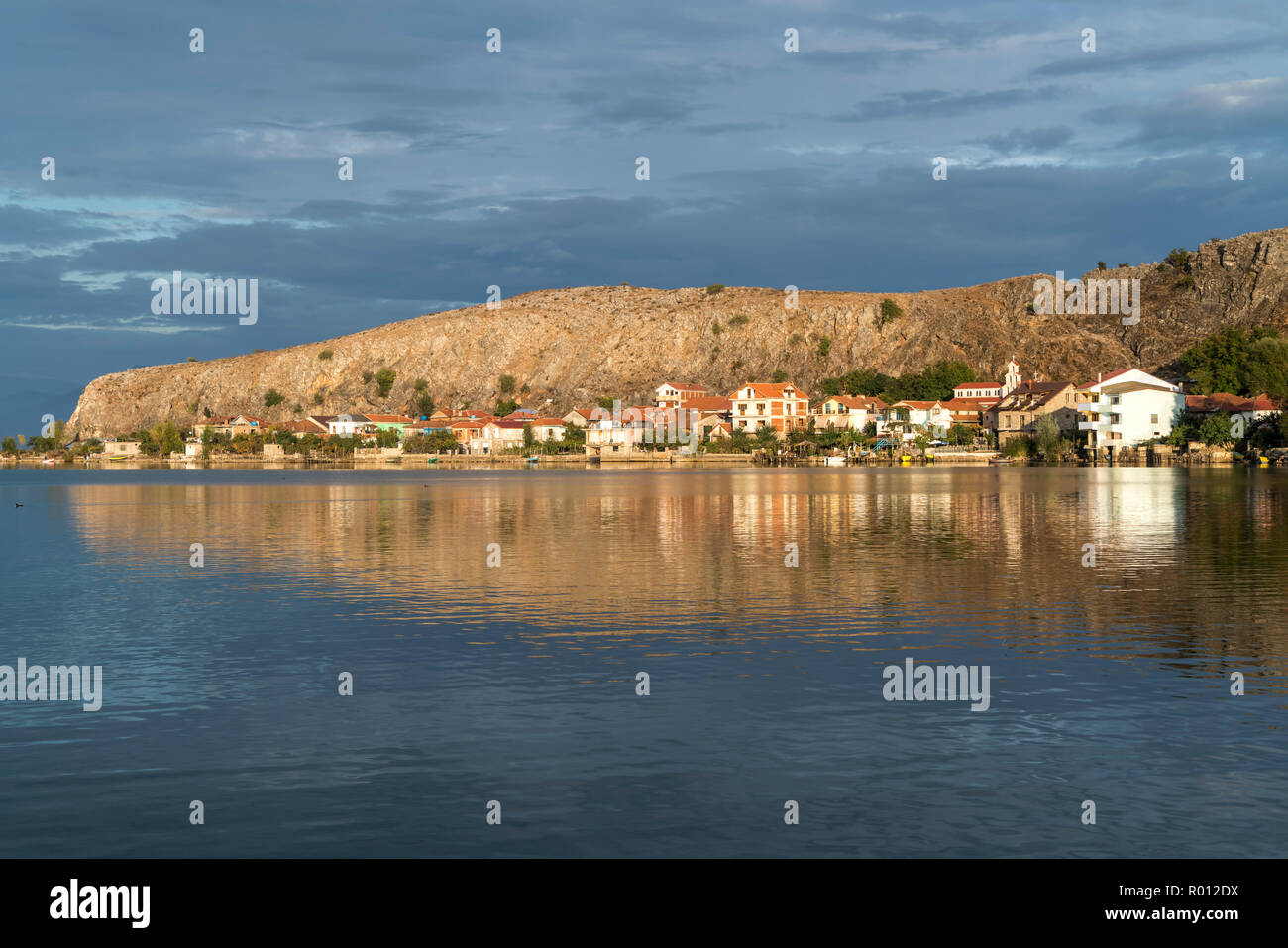 Halbinsel und Ortschaft Lin am Ohridsee, Albanien, Europa | Lin village ...