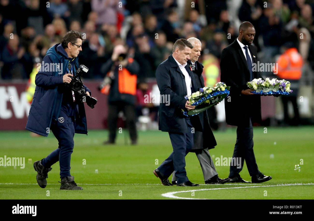 Tony Cottee, David Gold and Ledley King lay wreaths on the pitch in ...