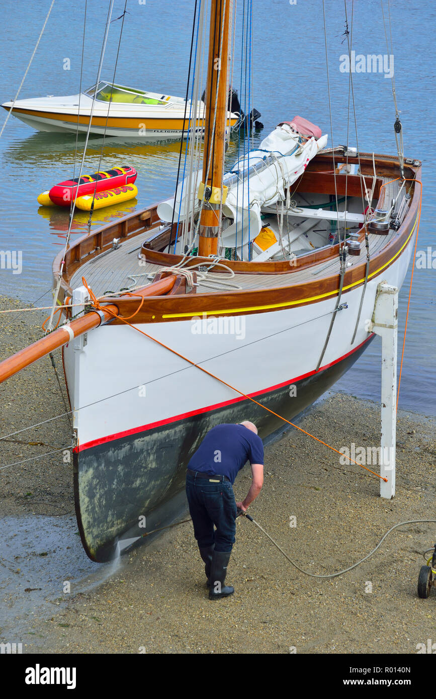 Washing boat hull uk hi-res stock photography and images - Alamy
