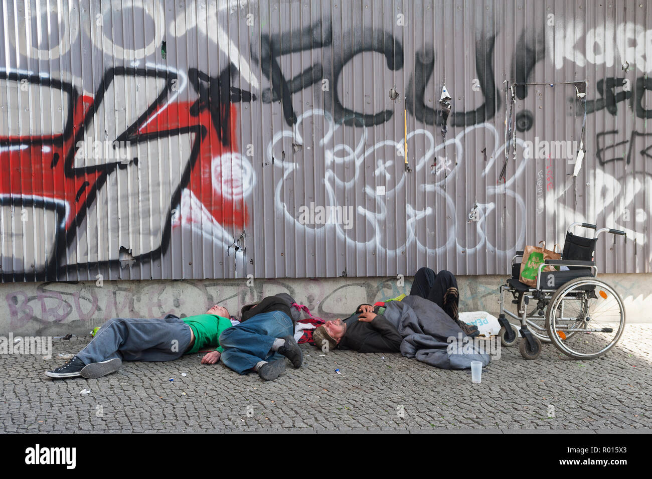 Group of homeless people sidewalk hi-res stock photography and images ...