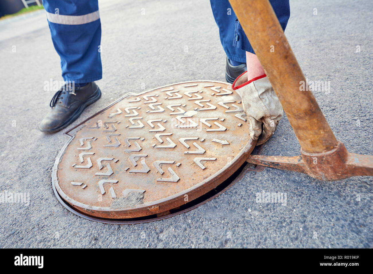 Working in manhole hi-res stock photography and images - Alamy