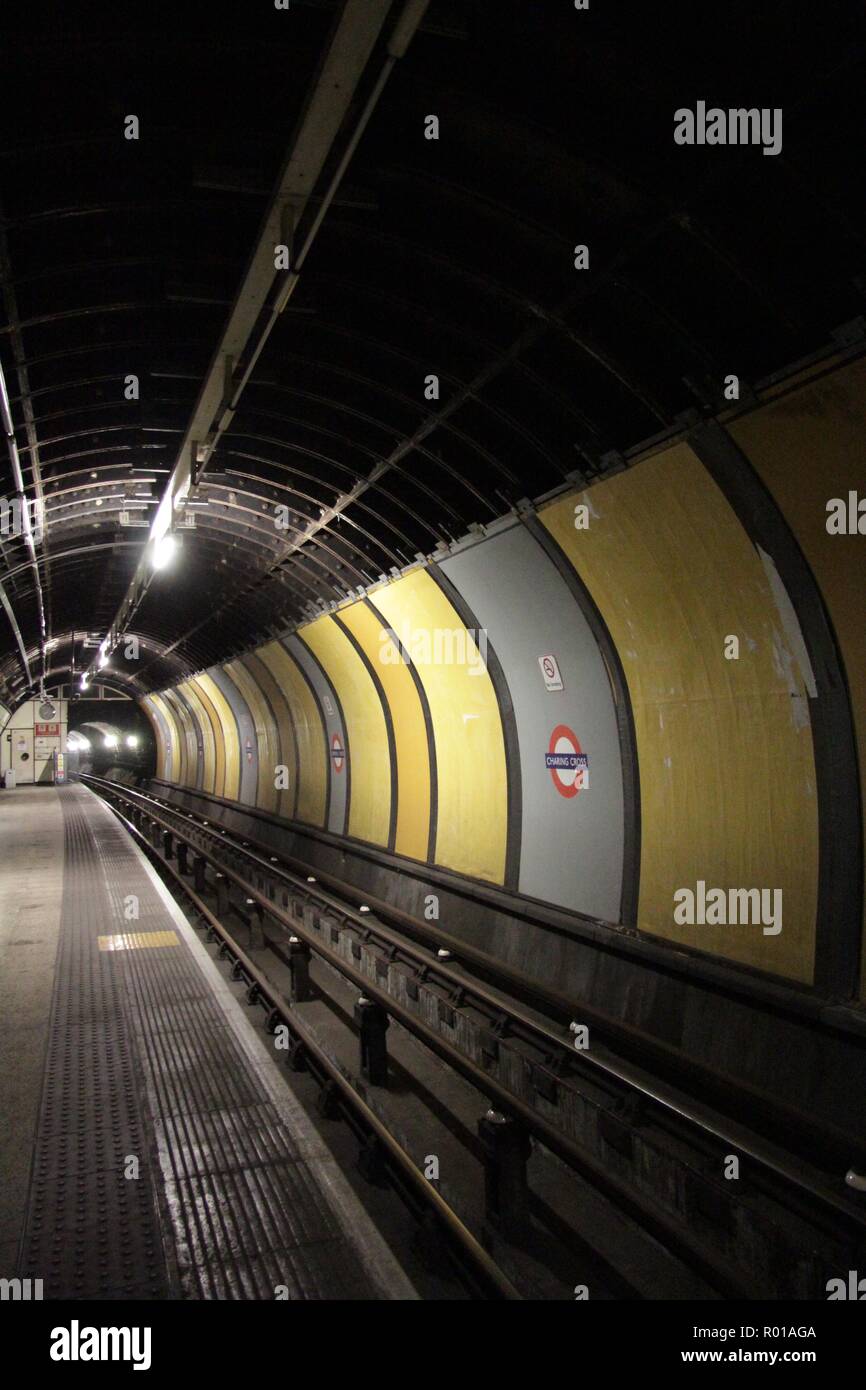 Underground Station platform Stock Photo - Alamy