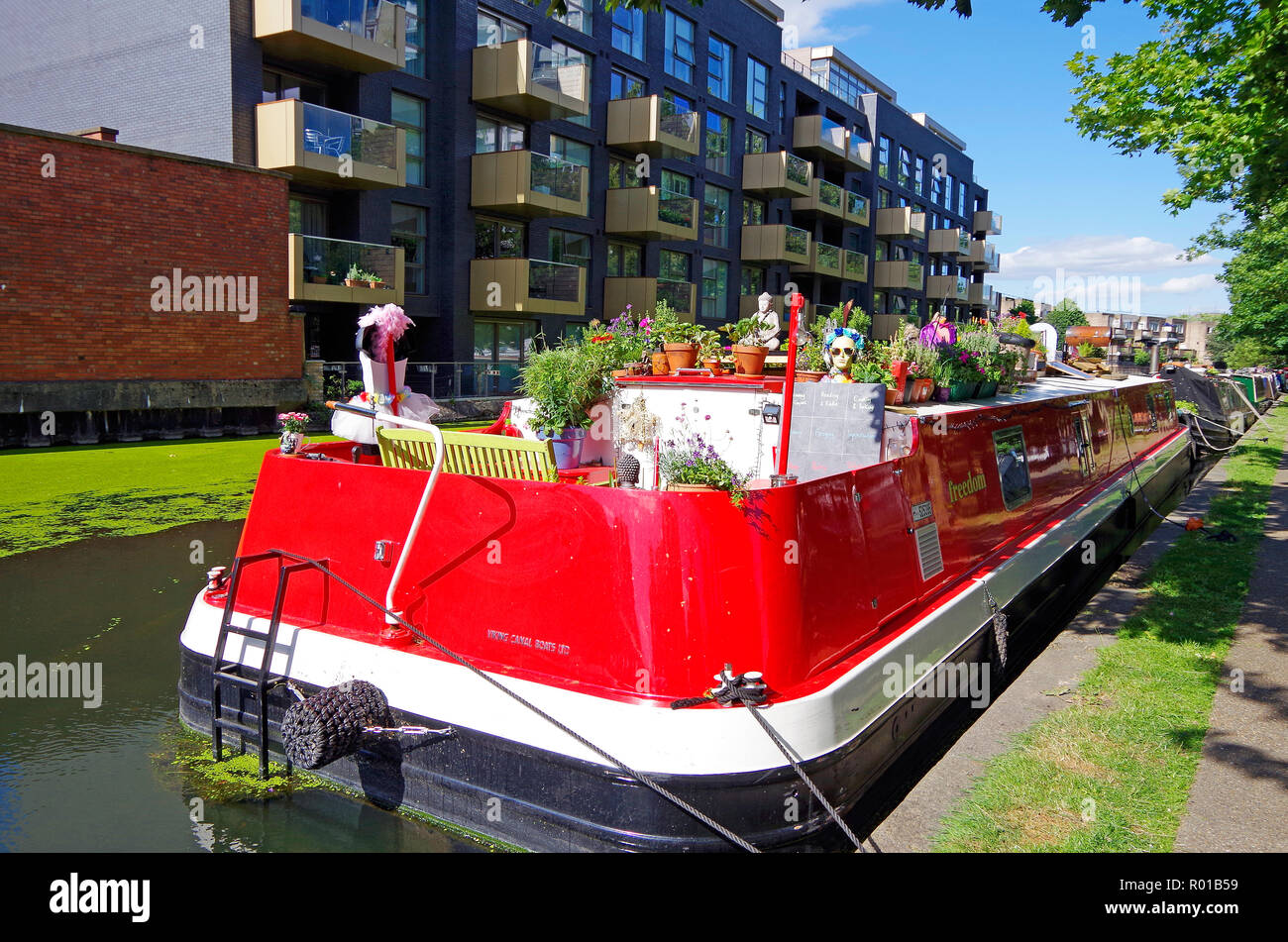 Projecting glass balconies hi-res stock photography and images - Alamy