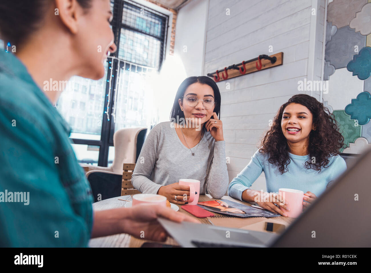 Women sharing ideas hi-res stock photography and images - Alamy