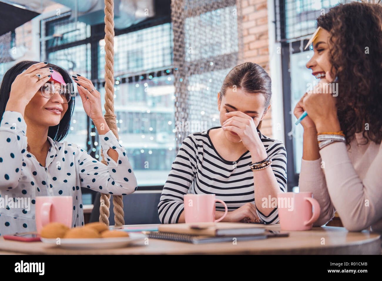 Positive happy woman putting a note on her forehead Stock Photo - Alamy