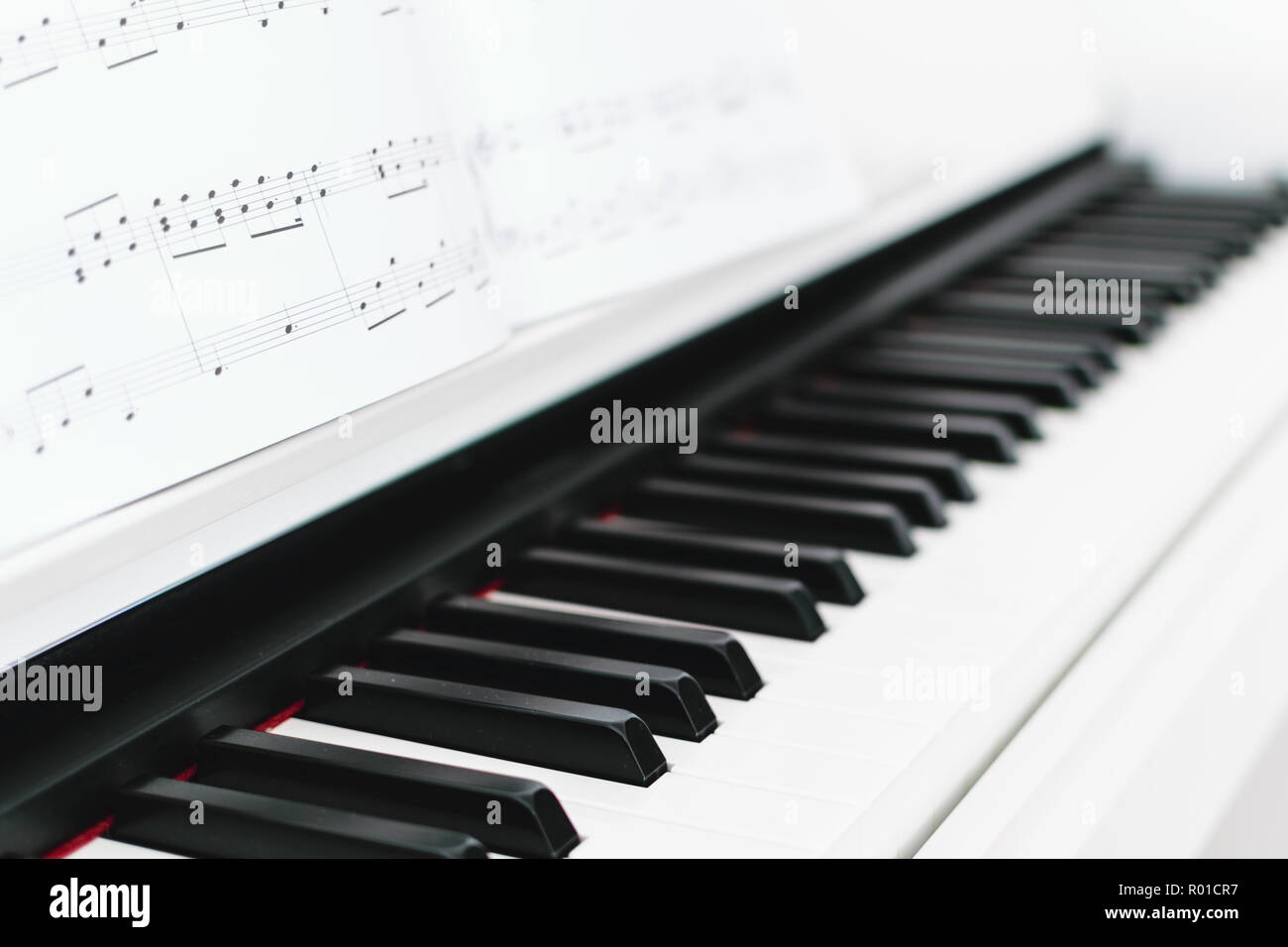Piano keyboard front hi-res stock photography and images - Alamy