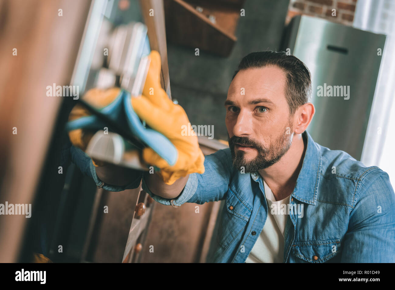 Tidying work hi-res stock photography and images - Alamy