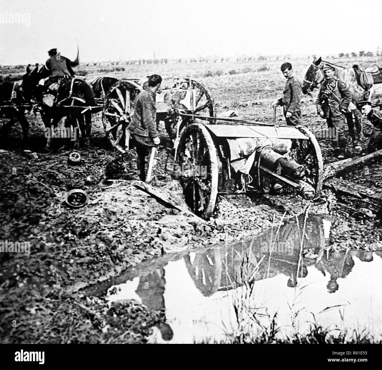 Moving a gun in the Flanders mud during the First World War Stock Photo ...
