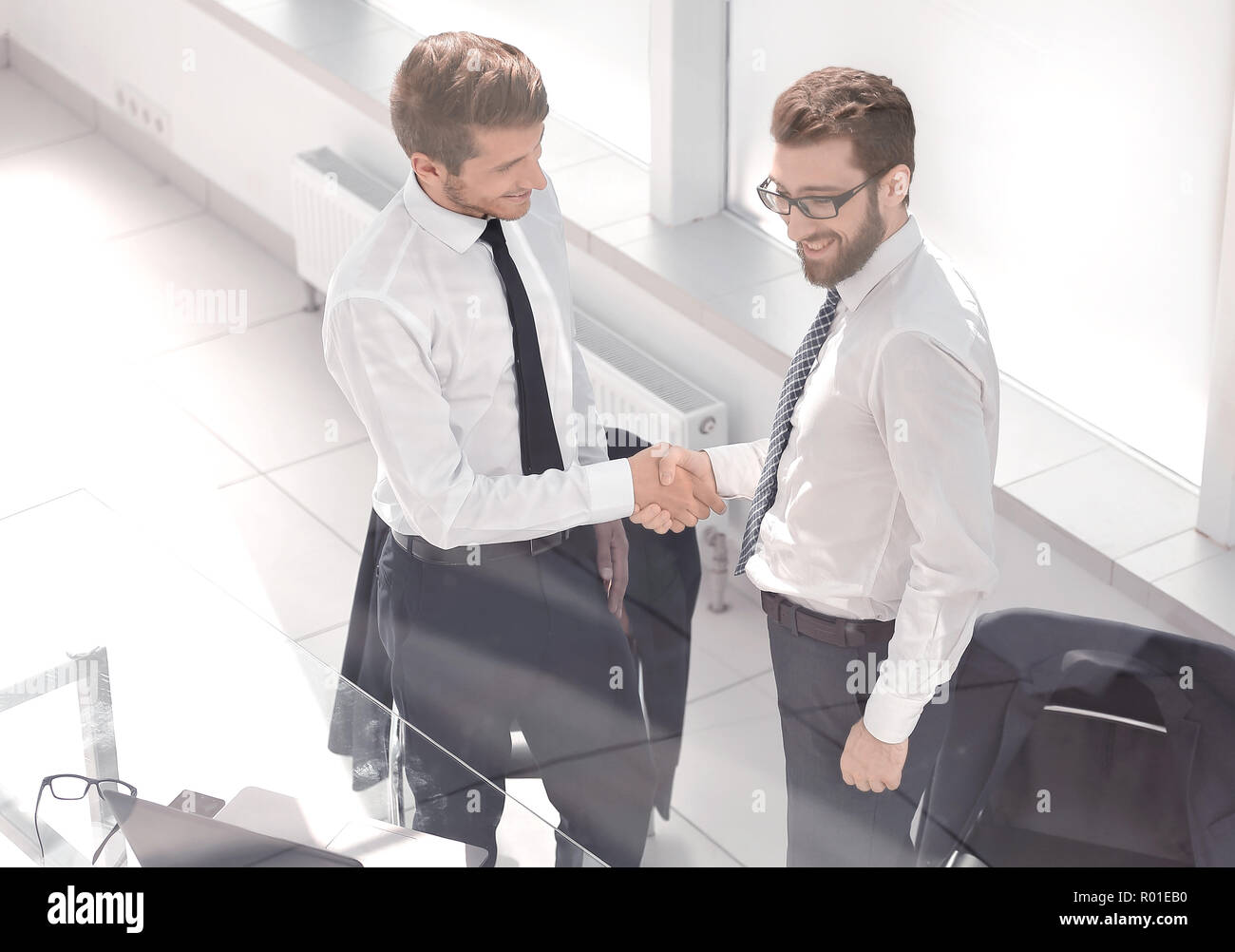 welcome handshake business people in the office Stock Photo - Alamy