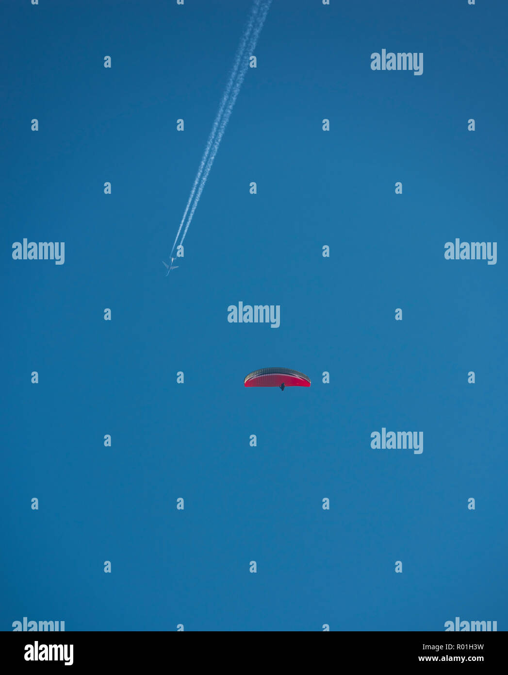 Parachute jumping in formation hi-res stock photography and images - Alamy