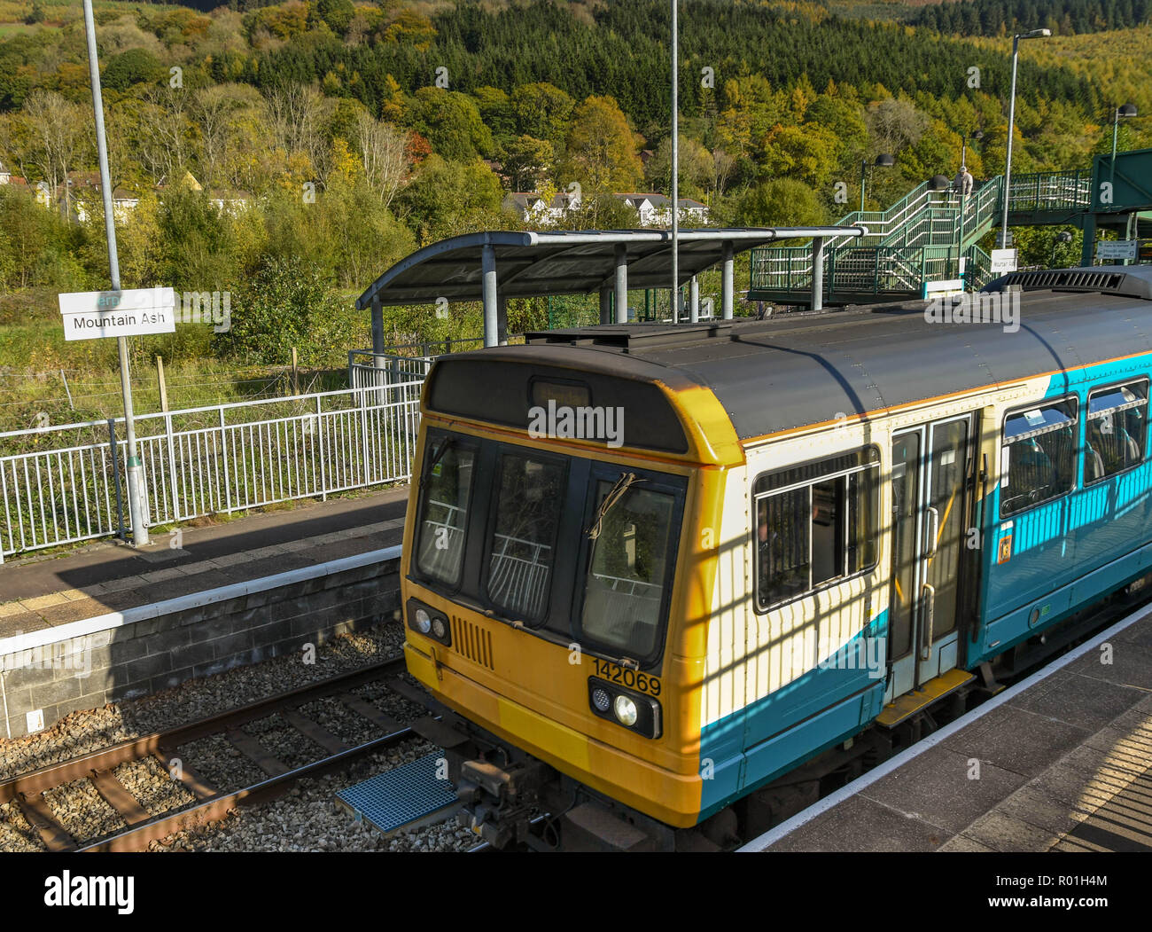 MOUNTAIN ASH, WALES - OCTOBER 2018: Diesel commuter train departing ...