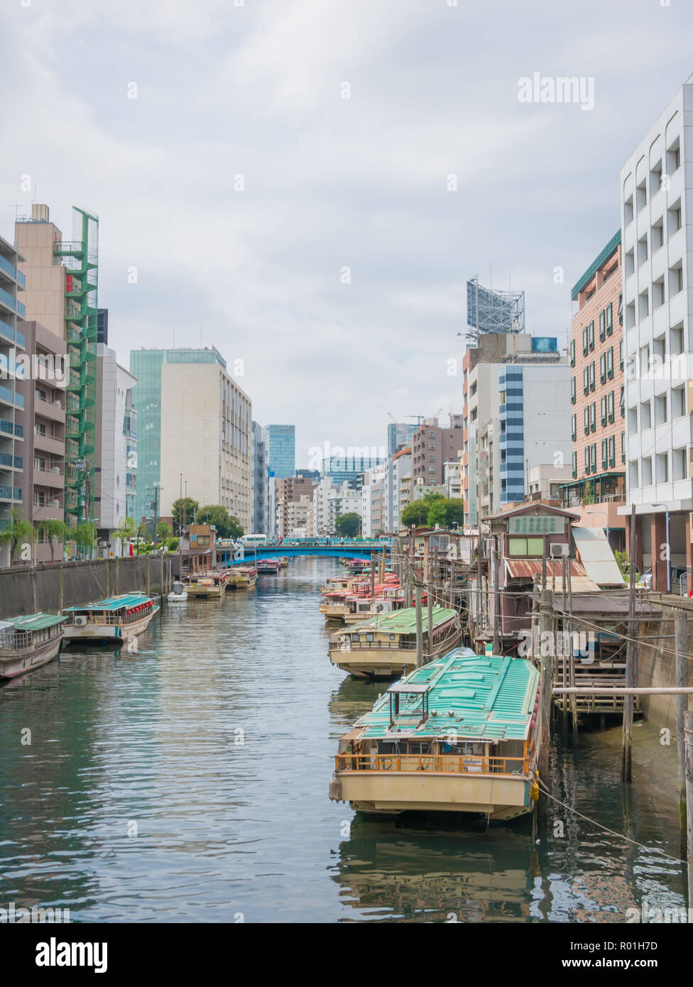 Boats on a canal in Tokyo in the middle of the city Stock Photo - Alamy