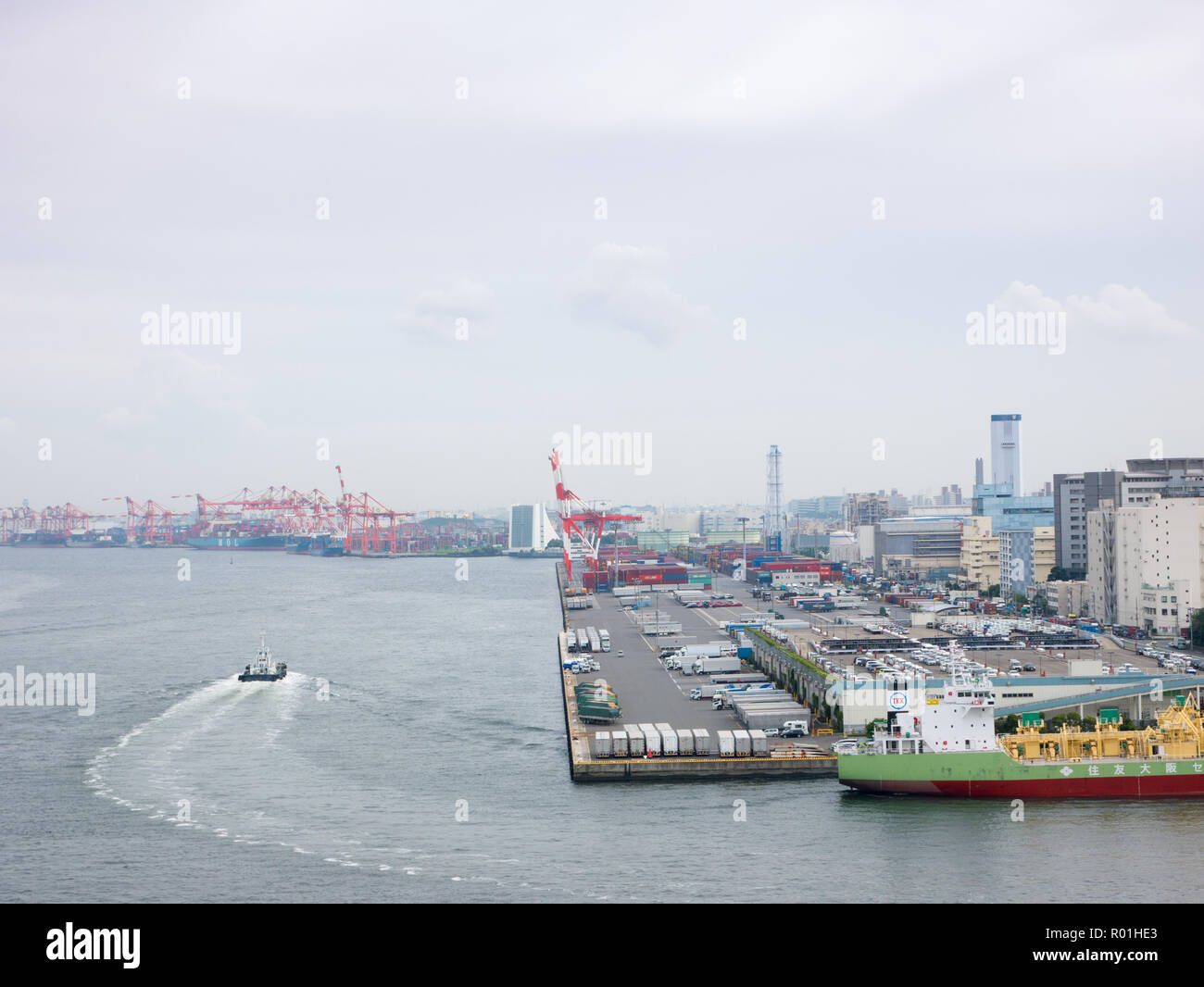 Container ship in tokyo bay hi-res stock photography and images - Alamy