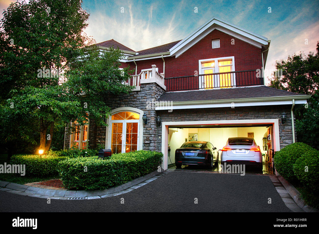 Villa garage hi-res stock photography and images - Alamy