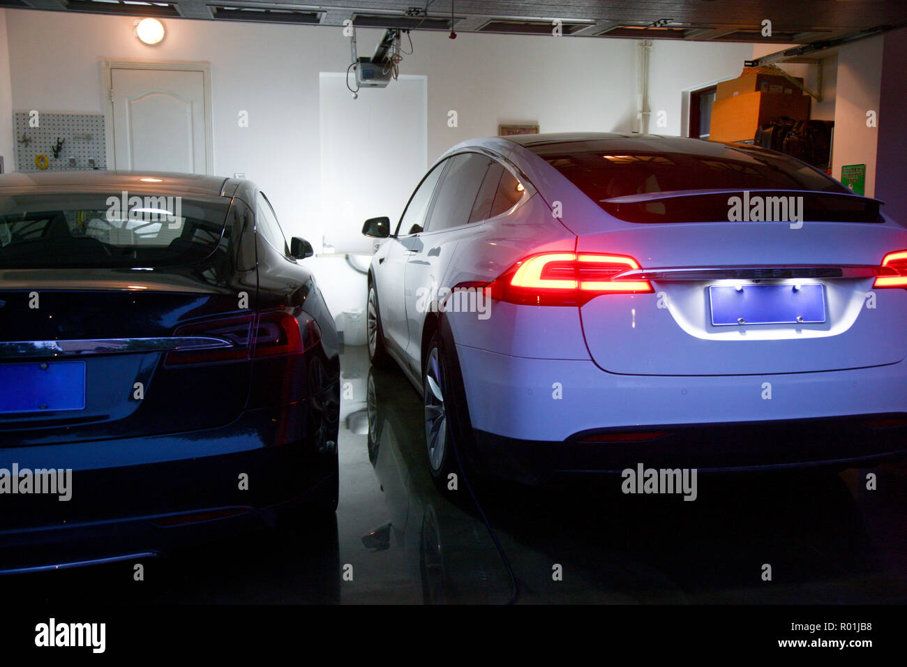 Villa garage hi-res stock photography and images - Alamy