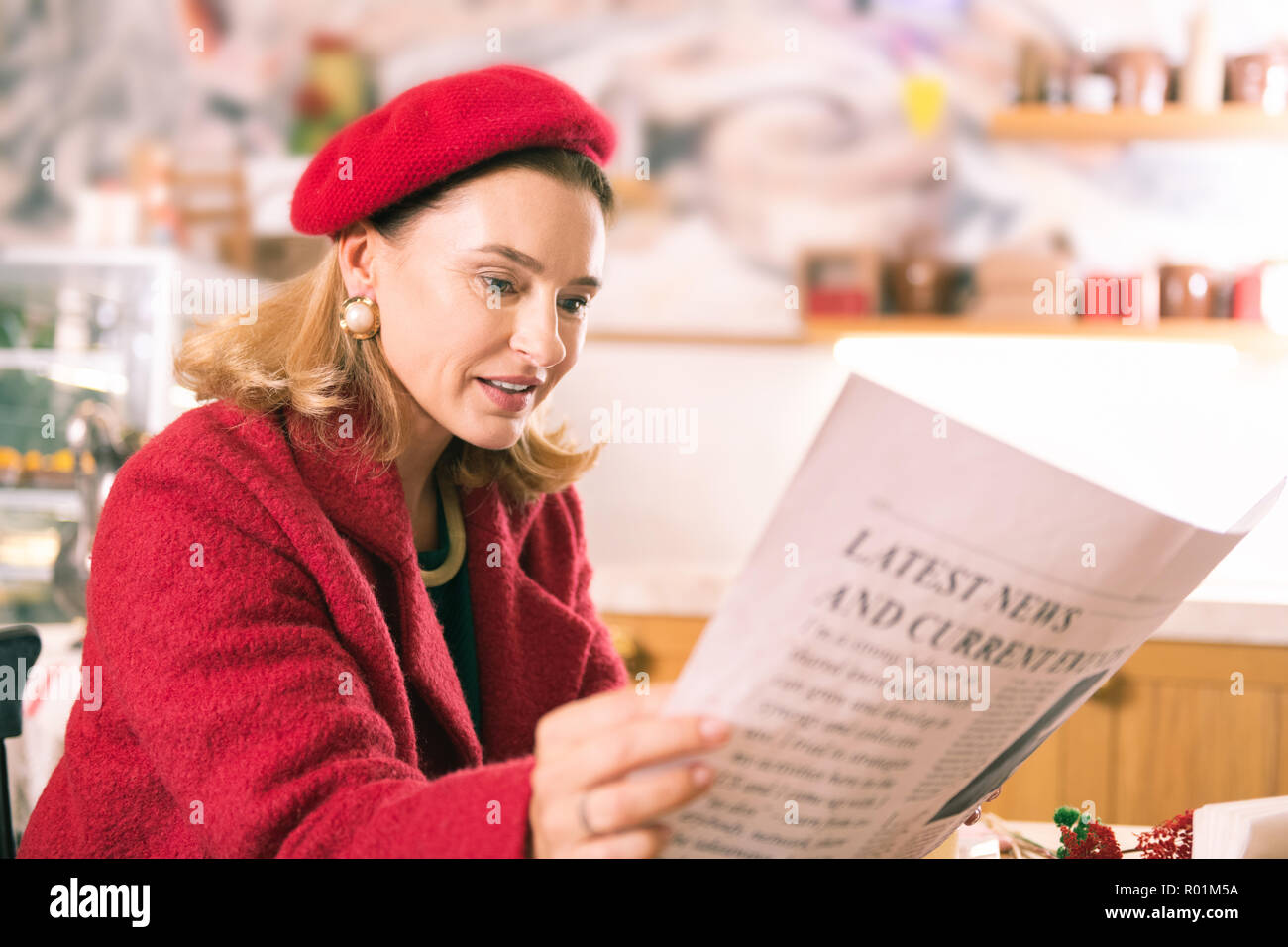 French woman beret hi-res stock photography and images - Alamy