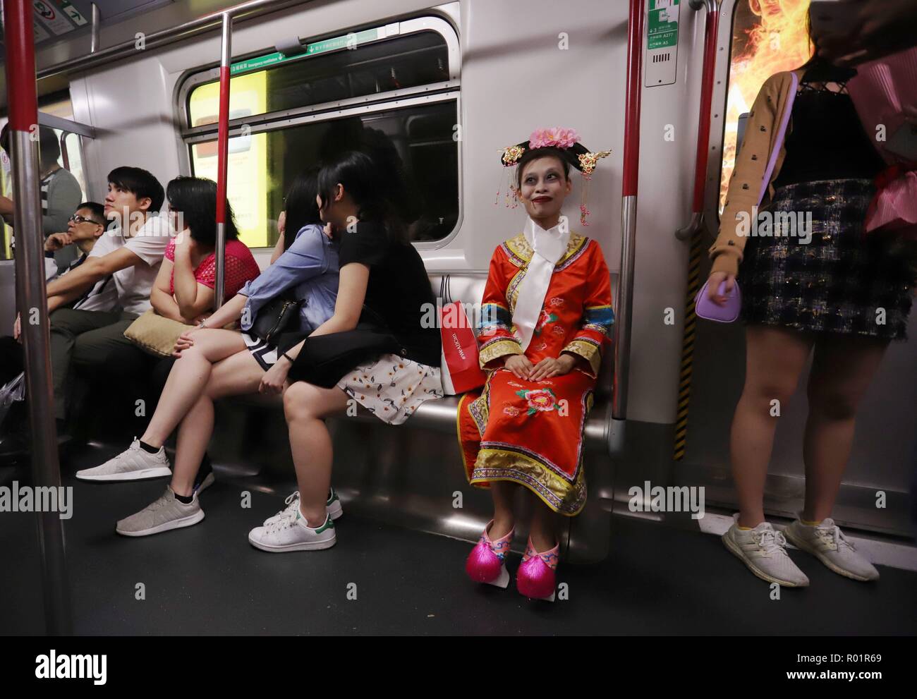Hong Kong, . 31st Oct, 2018. A woman dressed as Chinese Female Zombie ...